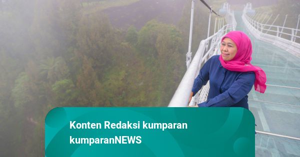 Viral Video Khofifah Terpeleset saat Coba Jembatan Kaca Seruni Point di ...